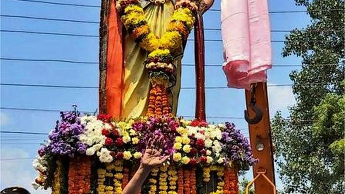 Chiranjeevi unveils bronze statue of SVR - The Hindu