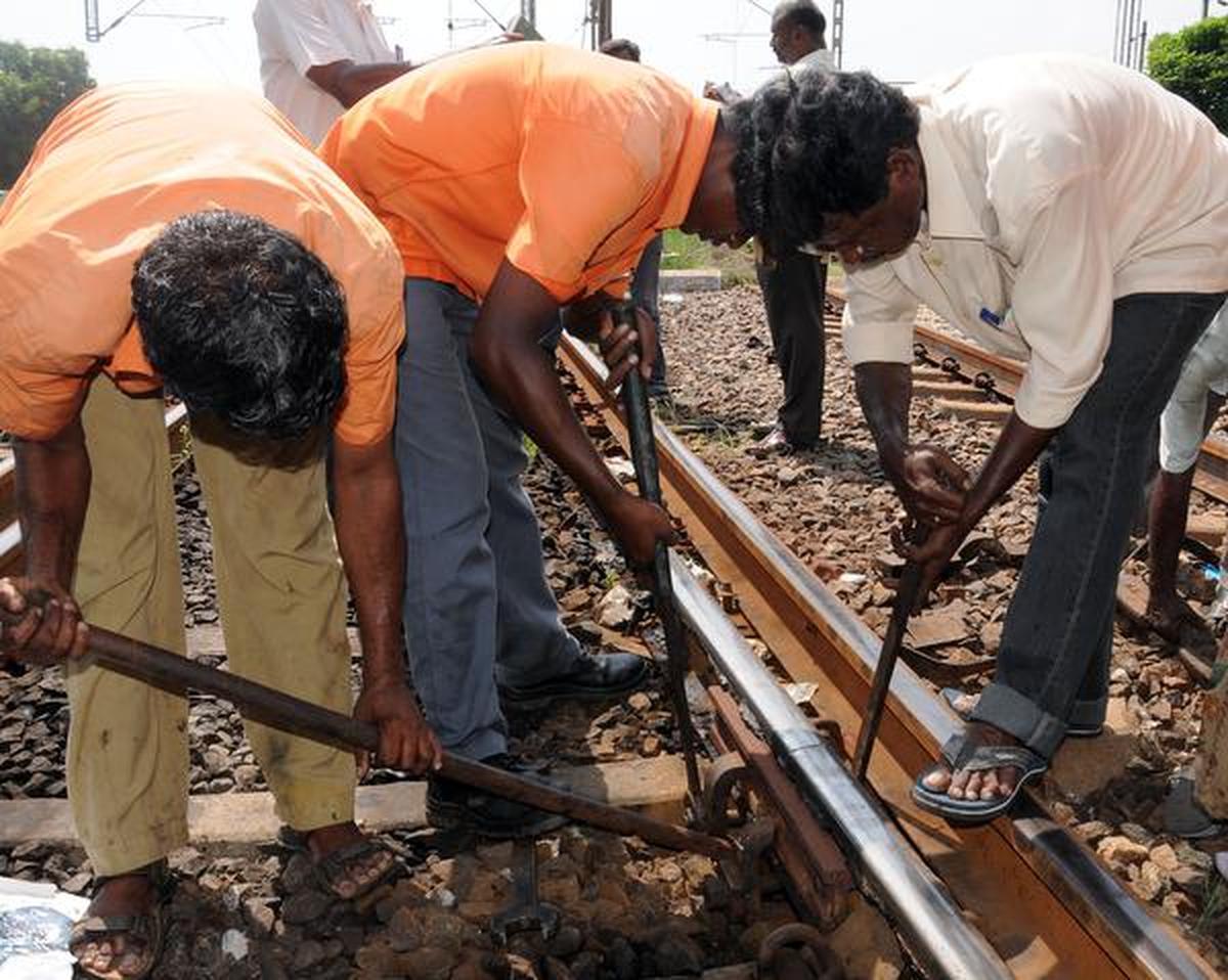 ‘Rail fracture, welding failures pose threat to safety of trains’ - The ...