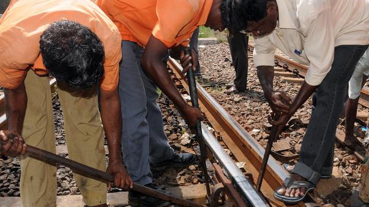 ‘Rail fracture, welding failures pose threat to safety of trains’ - The ...