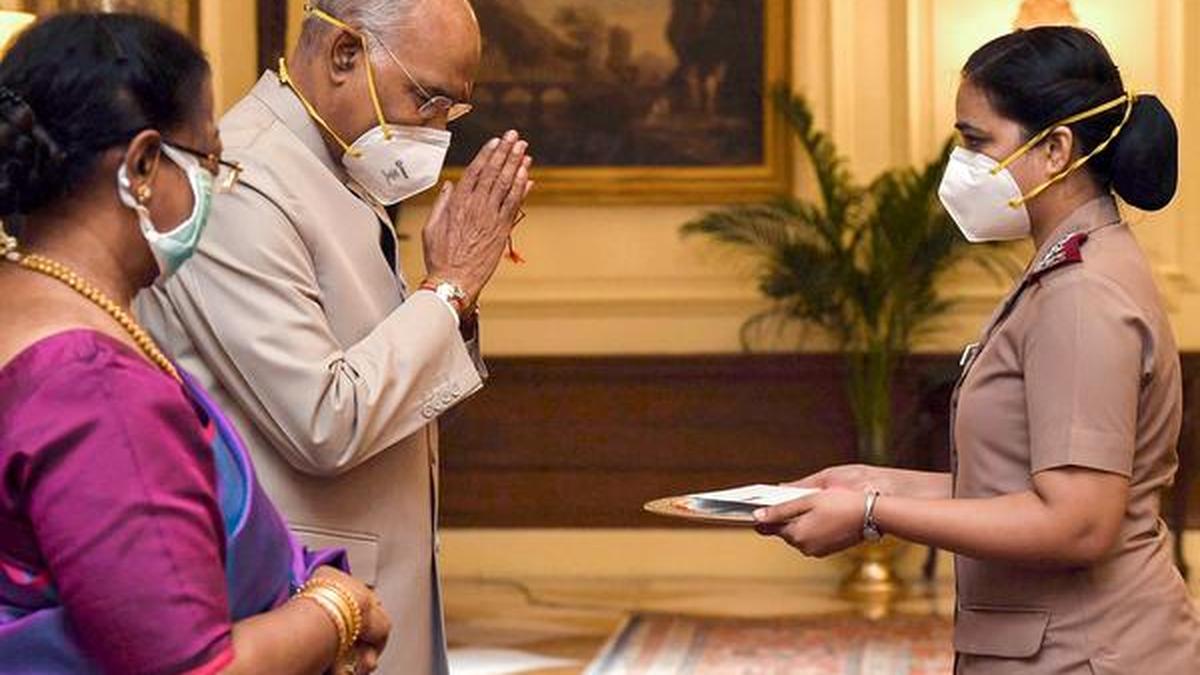 President Kovind celebrates Raksha Bandhan with nurses - The Hindu