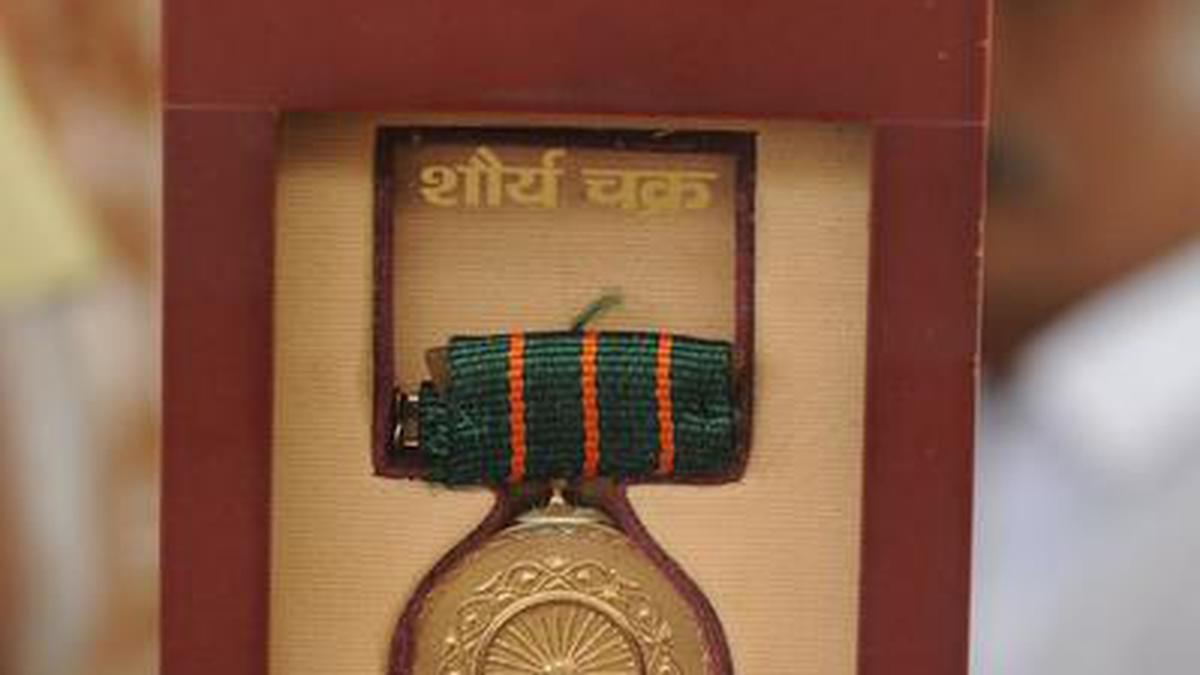 President presents Shaurya Chakra to Sainik School alumnus Major ...