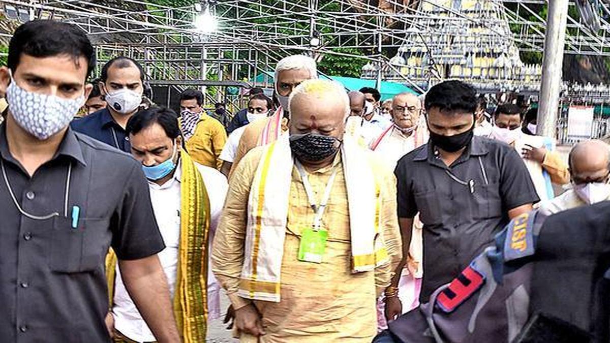 RSS chief prays at Durga temple - The Hindu