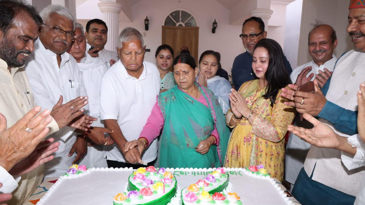 Lalu celebrates his birthday with family, friends and party workers ...