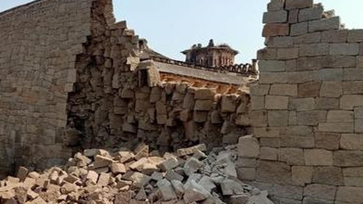Part of Hampi fort collapses - The Hindu