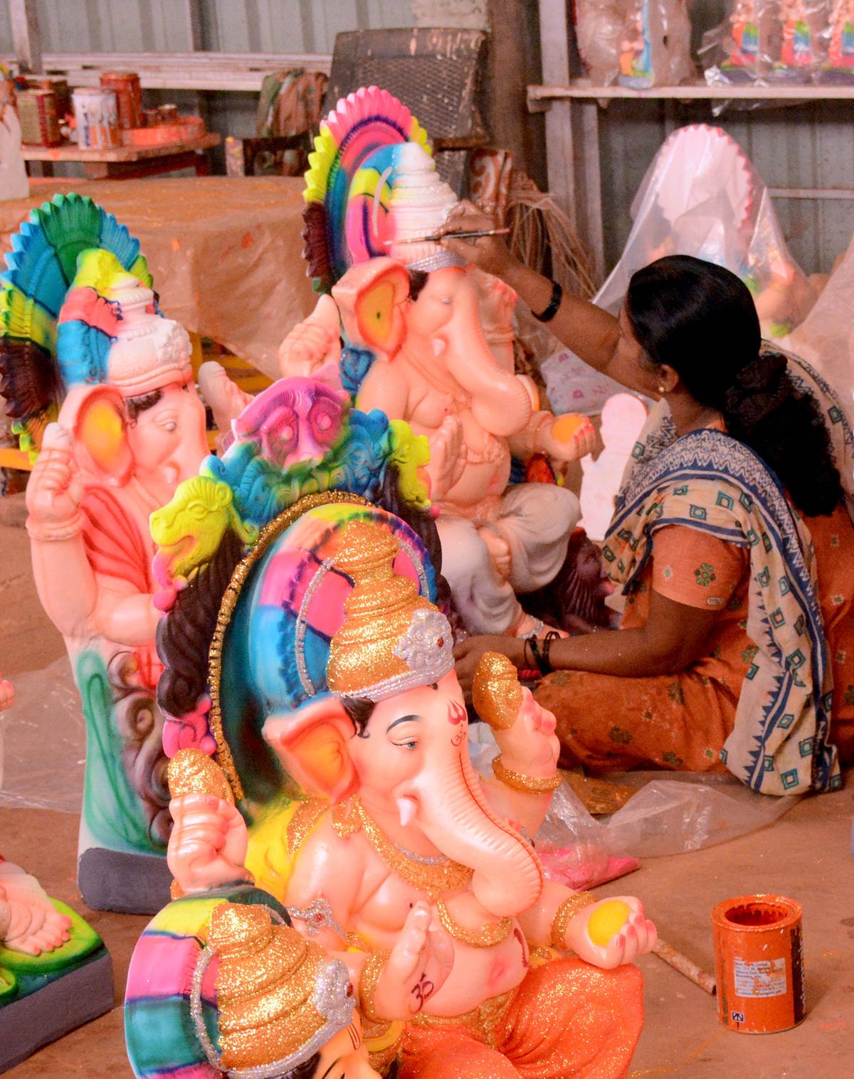 WATCH | This Belagavi-based cooperative makes 1,000 clay Ganesha idols ...