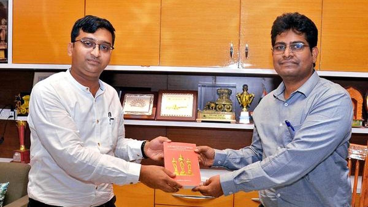 Pavan Kumar Malapati takes charge as Ballari Deputy Commissioner - The ...