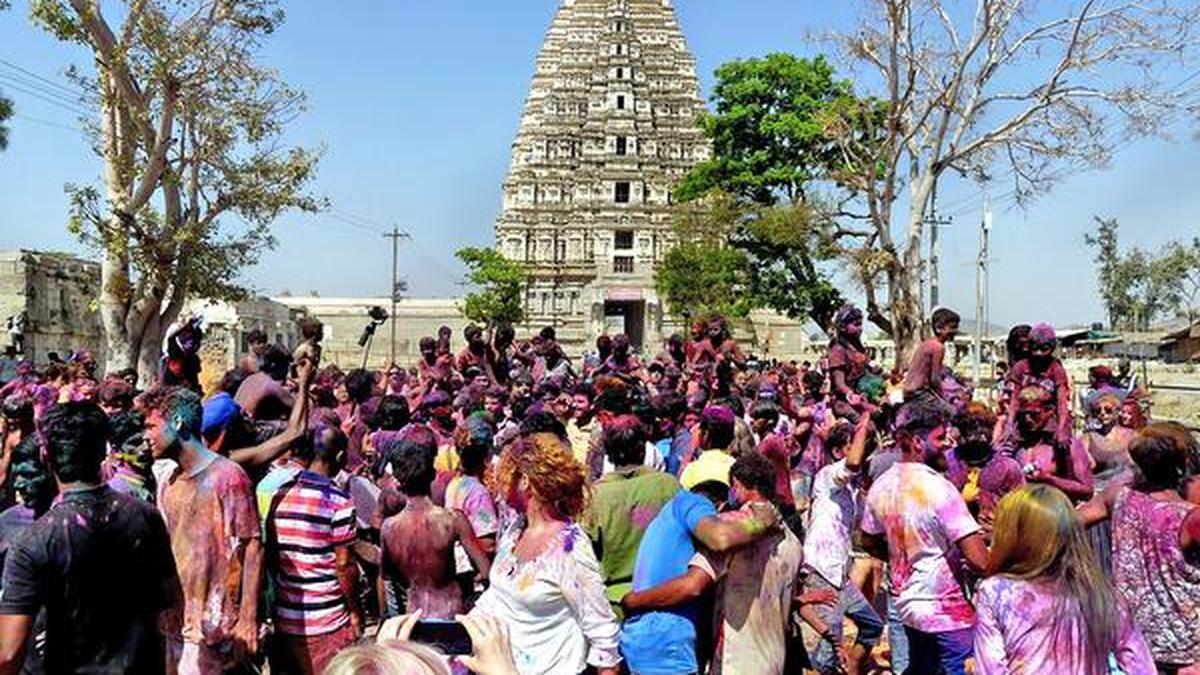 Foreign tourists too dance to traditional beats in Hampi - The Hindu