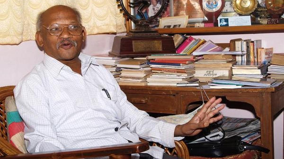English prof, essayist Veerendra Simpi passes away - The Hindu