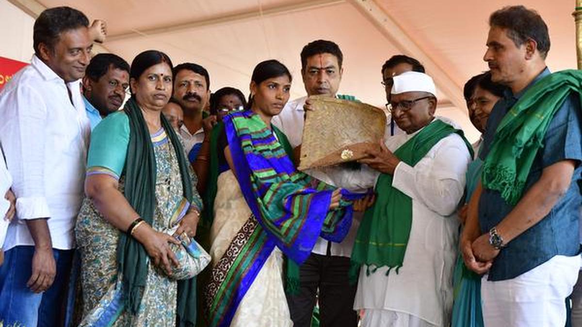 Implement Swaminathan panel report in letter and spirit: Hazare - The Hindu