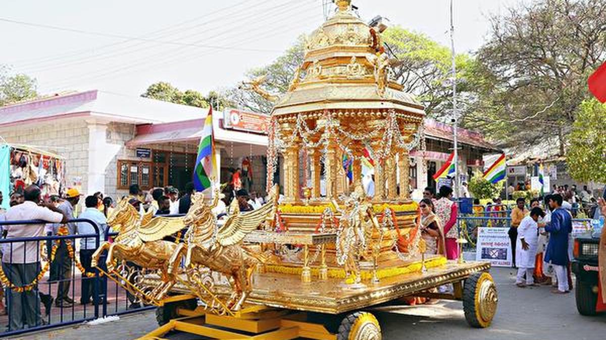 Procession of folk troupes draws many - The Hindu