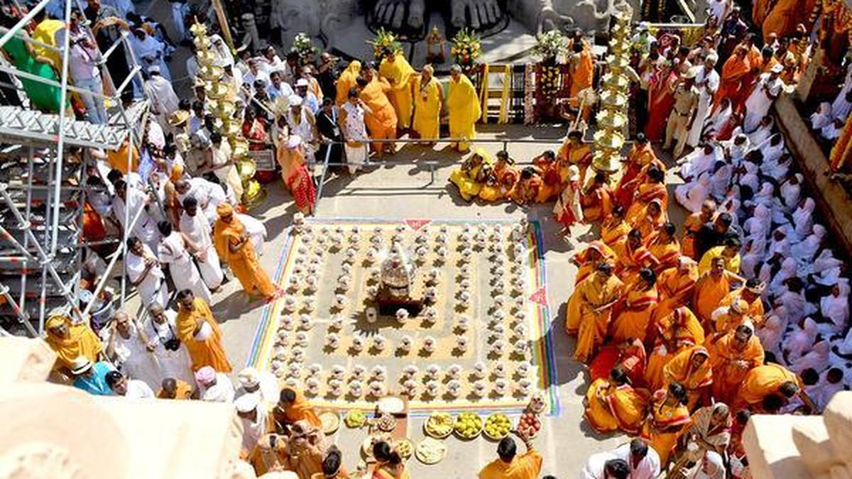 Visual spectacle as grand anointment of Bahubali begins - The Hindu