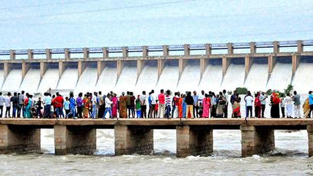 Tungabhadra dam inflow, outflow rise - The Hindu