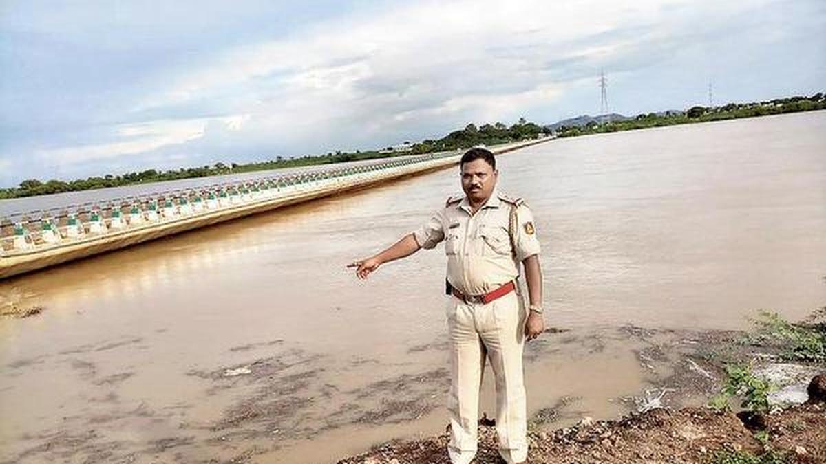 1.8 lakh cusecs of water released from Narayanpur dam - The Hindu