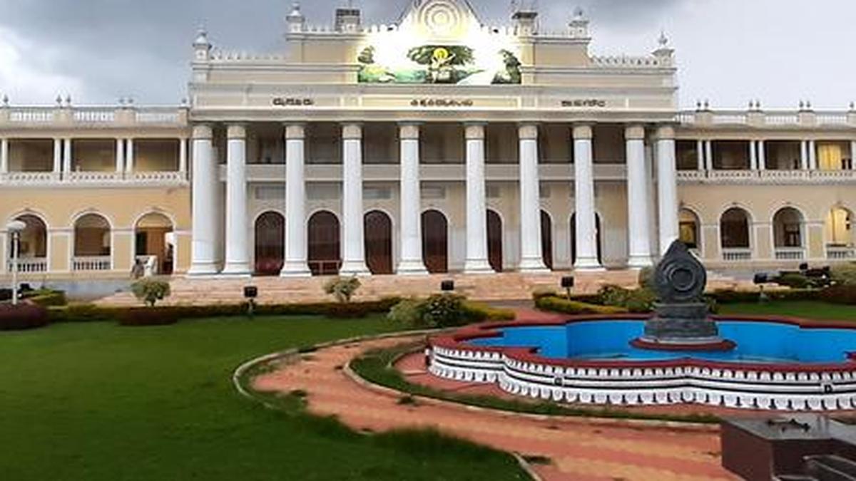 University of Mysore offers courses through online mode - The Hindu