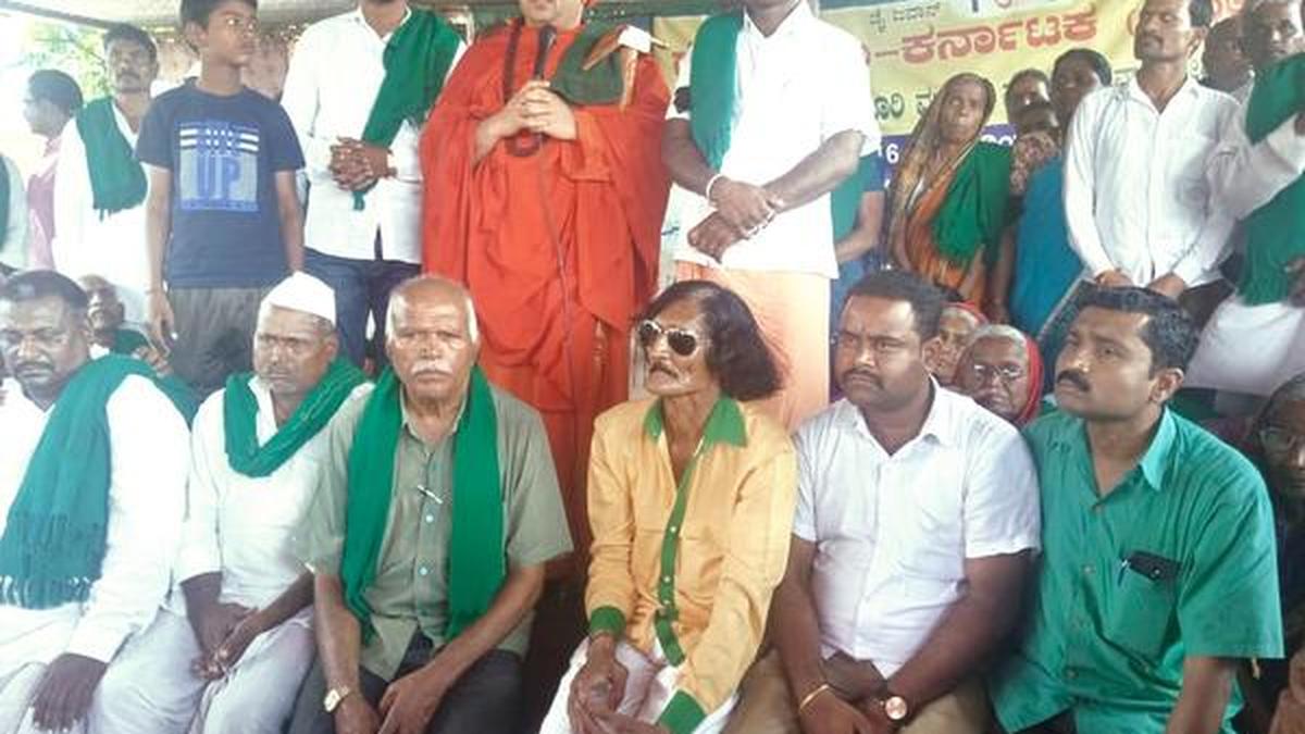 Farmers head to Nargund, Navalgund - The Hindu