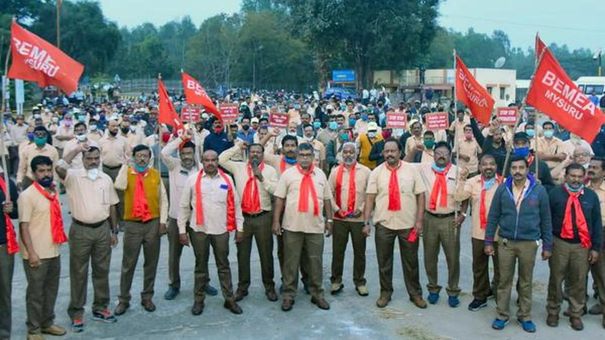 BEML employees protest privatisation move - The Hindu