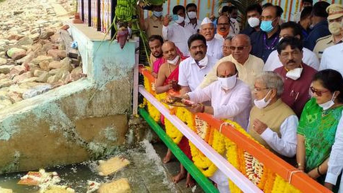 CM visits Almatti - The Hindu