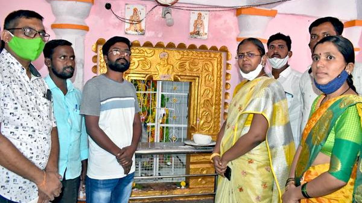 SC community people in Yadgir village enter temple along with DC - The ...