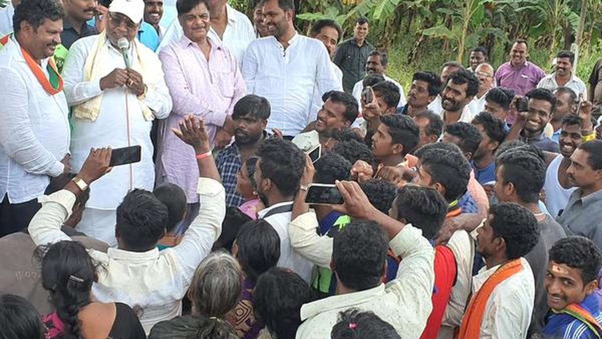 Campaigning in Hunsur gains traction - The Hindu