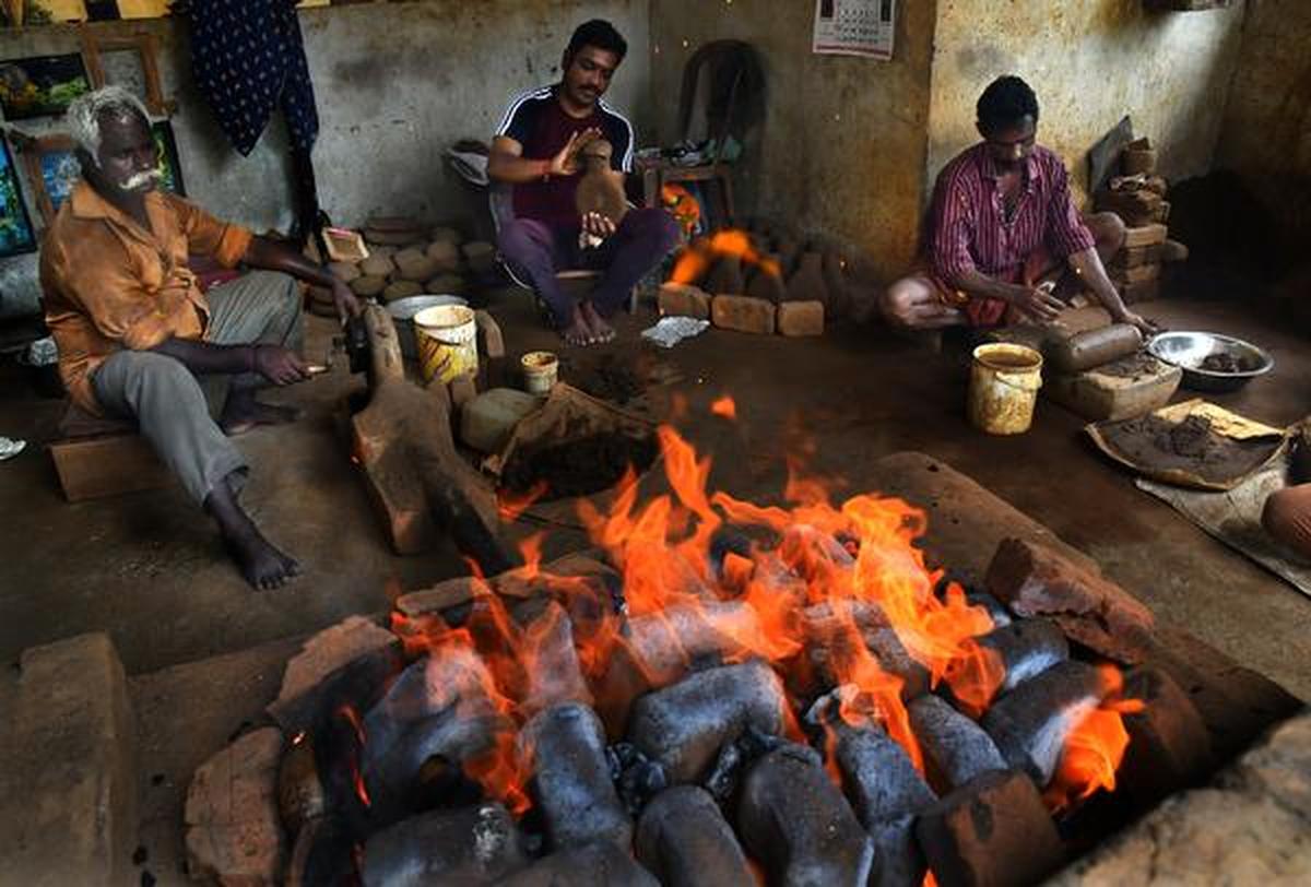 Mirroring the making of 'Aranmula kannadi' - The Hindu