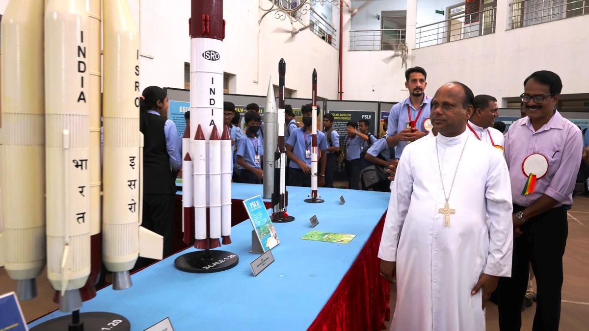 Mobile planetariums key attraction at YIMS-ISRO science expo - The Hindu