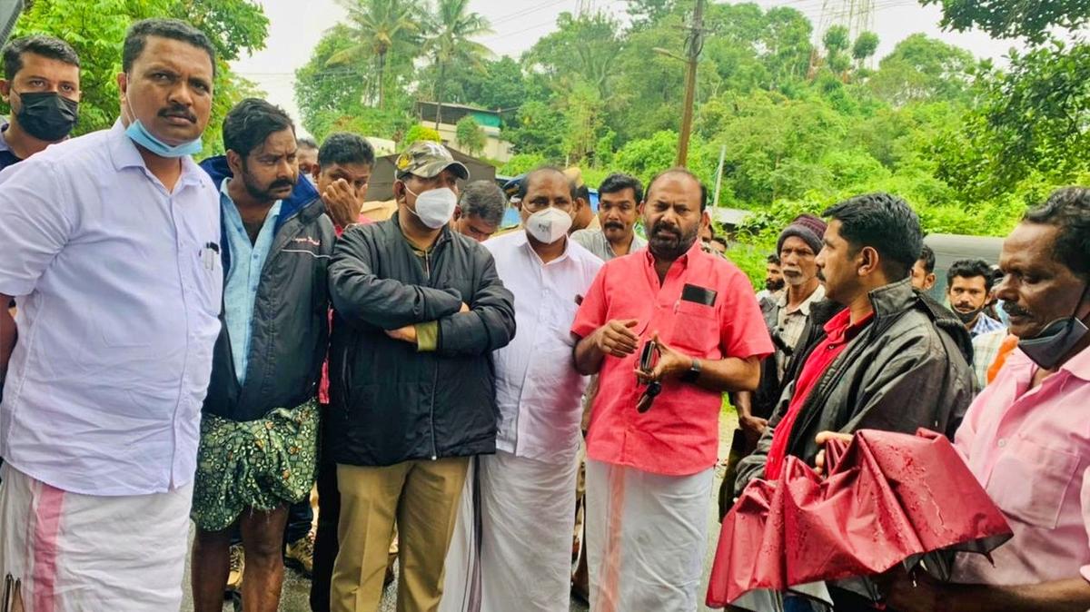 Tiger attack in Wayanad: villagers block traffic on State Highway in ...