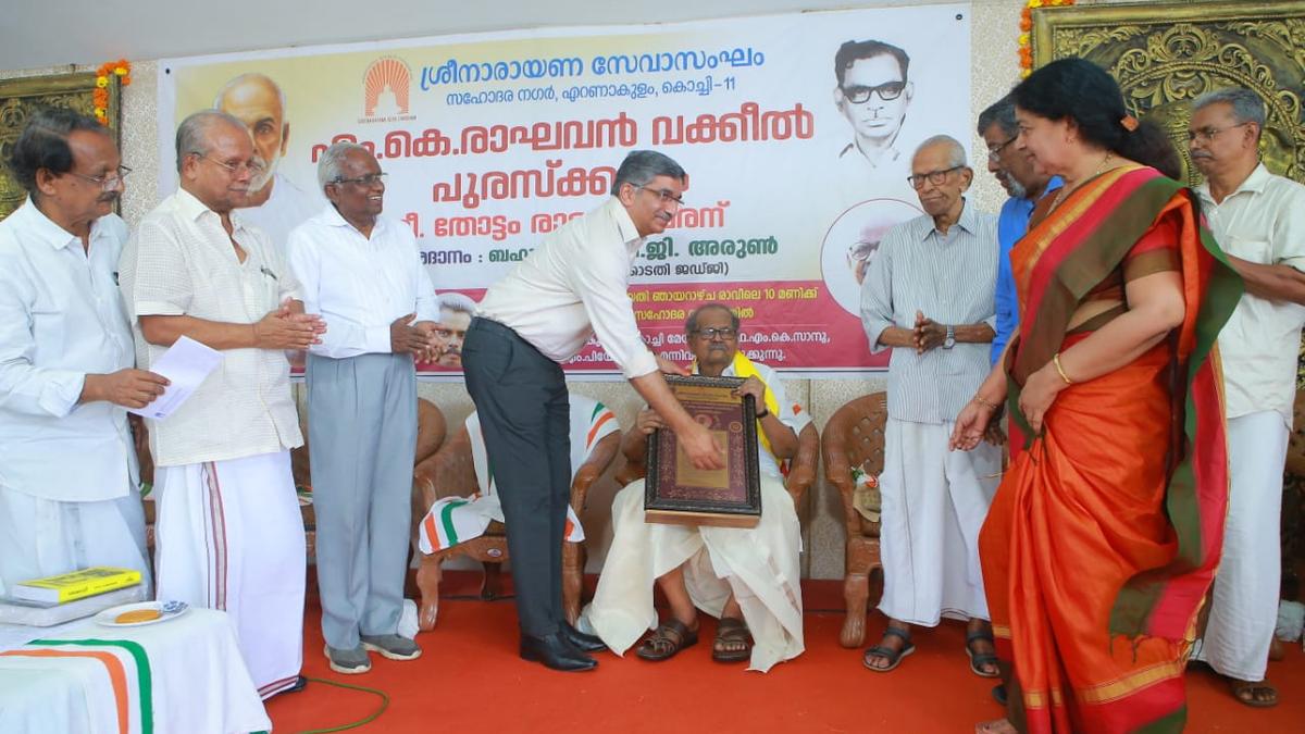 M.K. Raghavan Vakkeel Memorial Award presented to writer - The Hindu