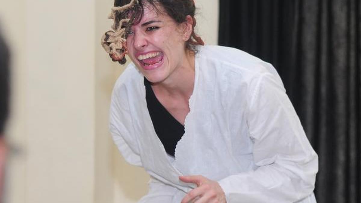 Theatre artistes wow varsity crowds - The Hindu