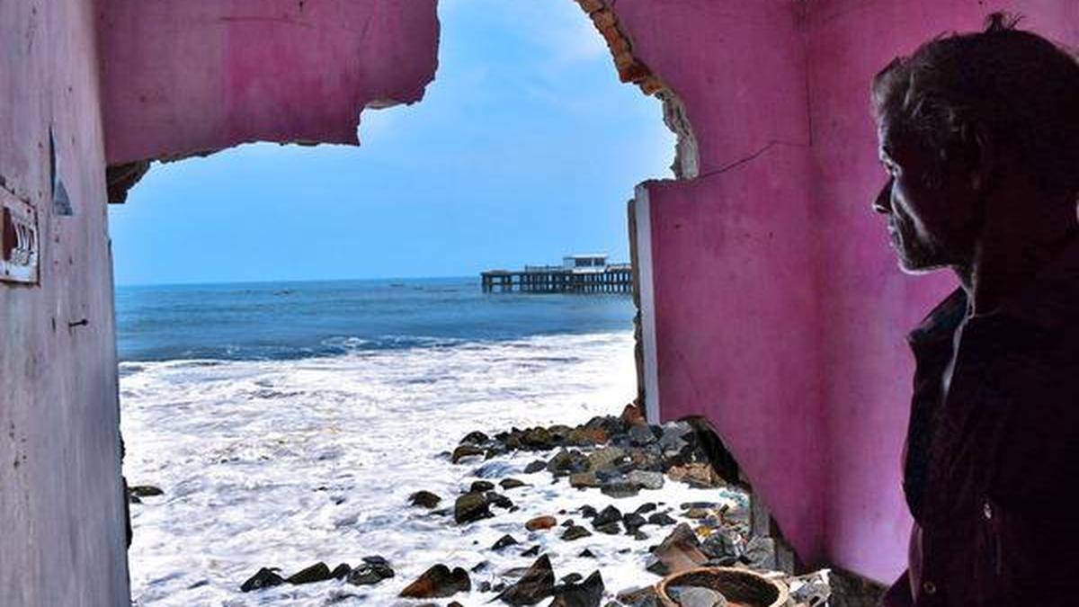 Coastal areas in Kerala battered by swell waves - The Hindu