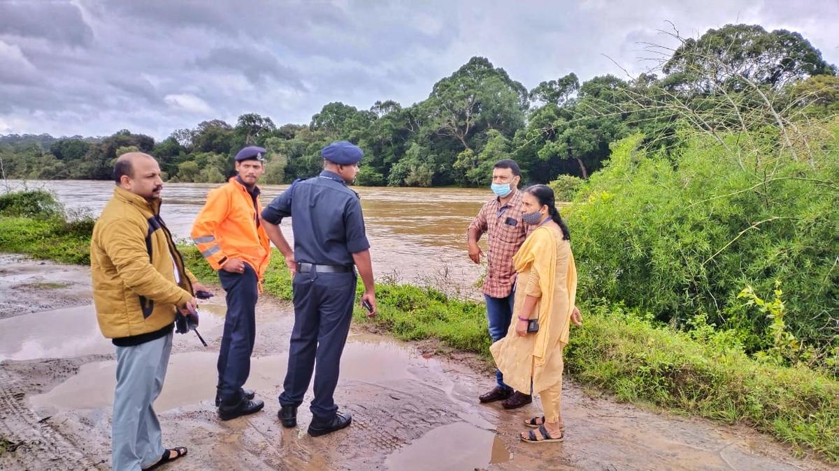 Pounding rain throws life out of gear in Wayanad - The Hindu