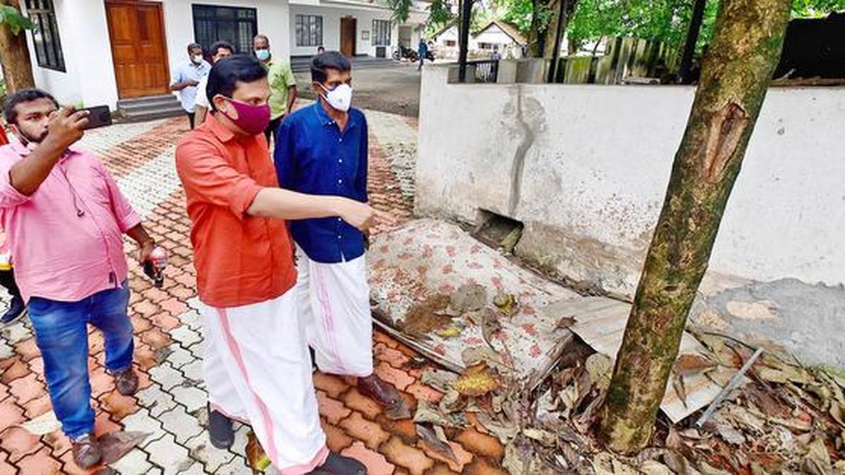Minister pays surprise visit to PWD rest house - The Hindu