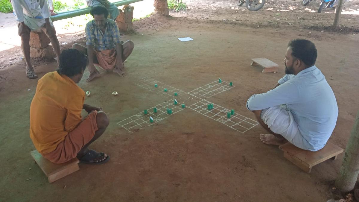 For people of Koodallur, Pakida Kali is a game of pride - The Hindu