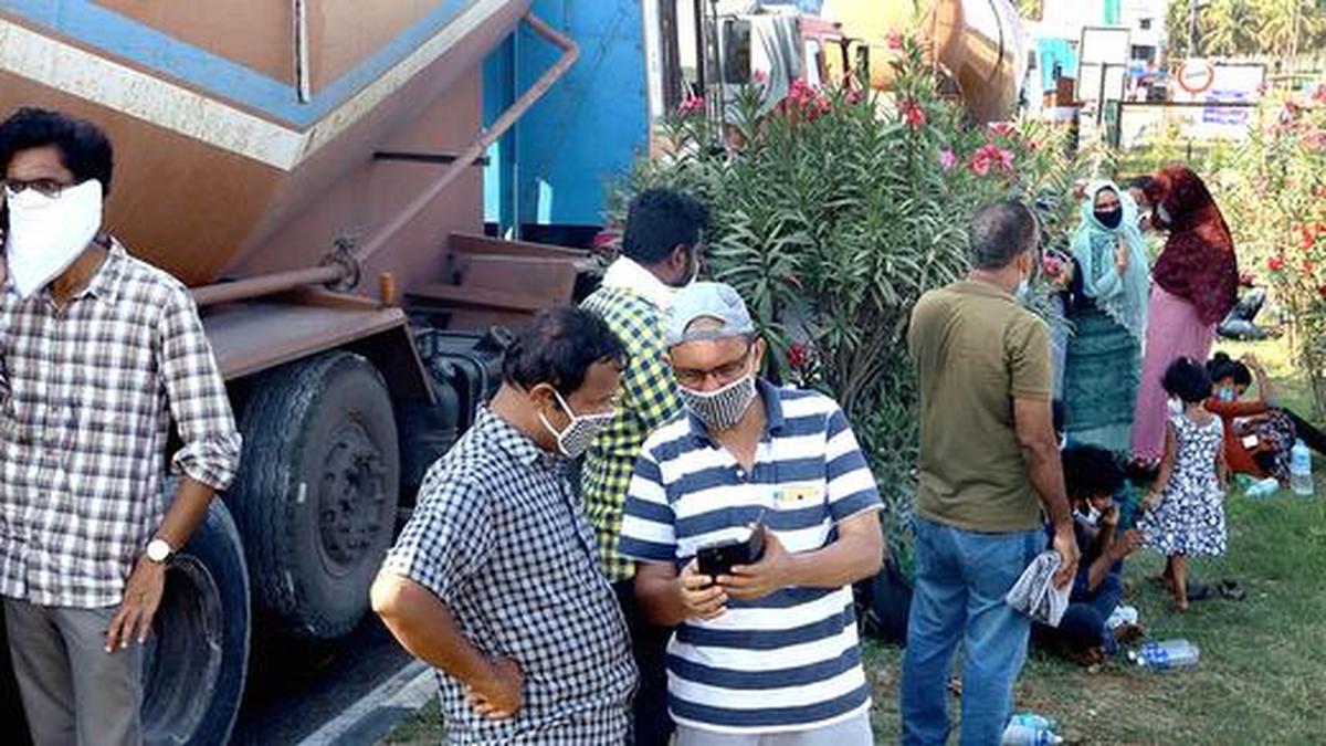 Rush, chaos at Walayar check-post - The Hindu