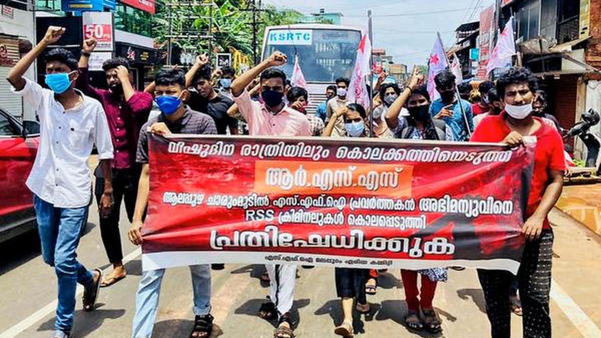 SFI stages protest against activist’s killing - The Hindu