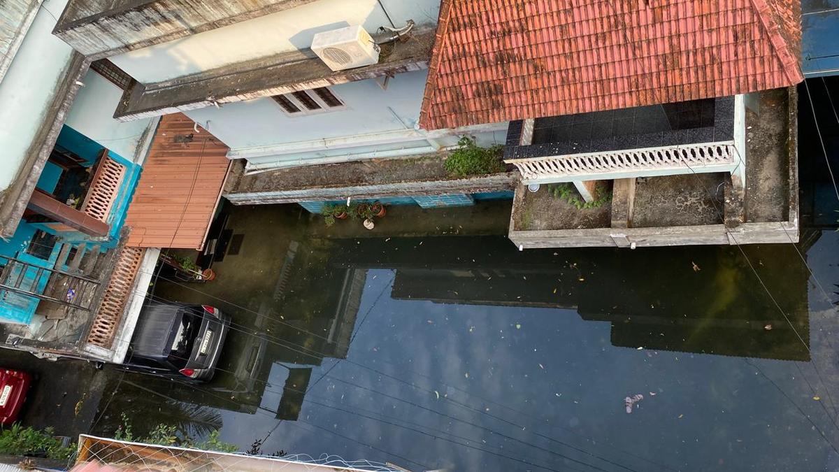 Tidal flooding wreaks havoc in Kochi as houses get inundated - The Hindu