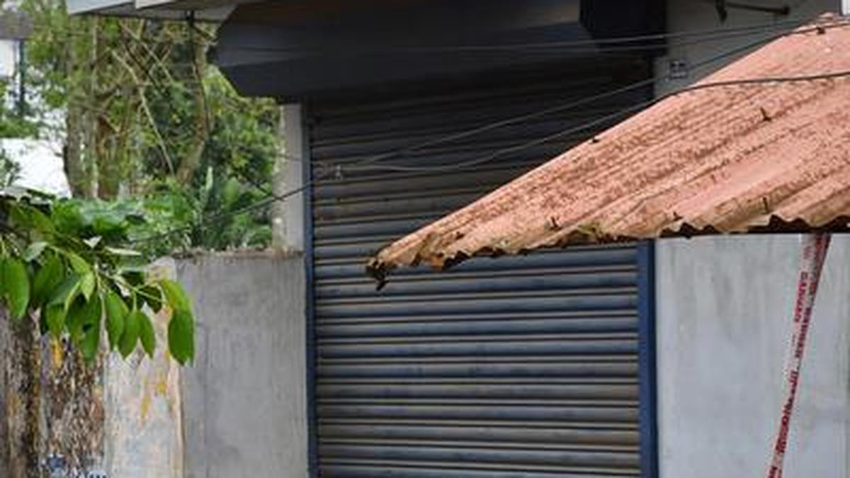 Two bank ATMs looted,burglars flee with ₹35 lakh - The Hindu