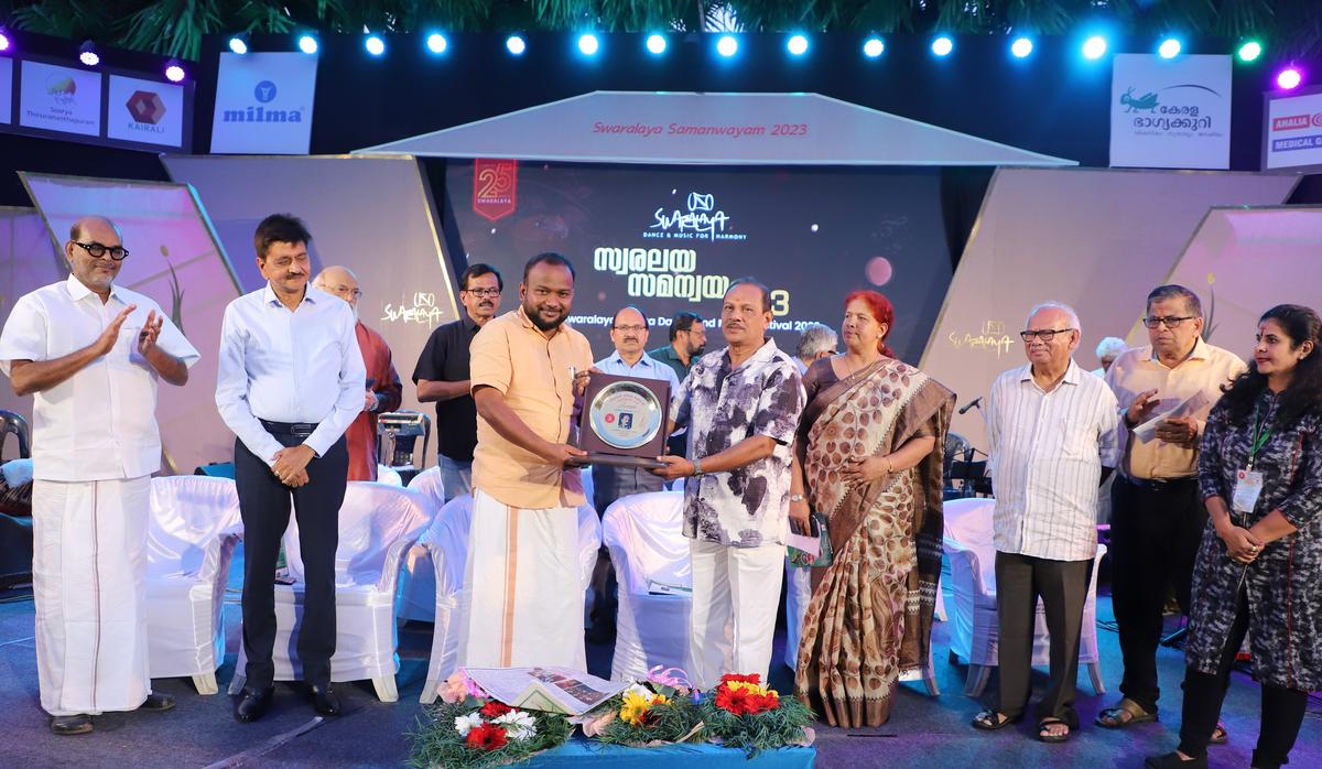 Vyjayanthi Kashi, team mesmerise crowds with Natya skills - The Hindu