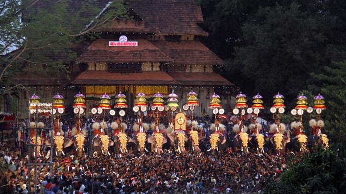 Lakhs turn up for Thrissur’s extravaganza - The Hindu