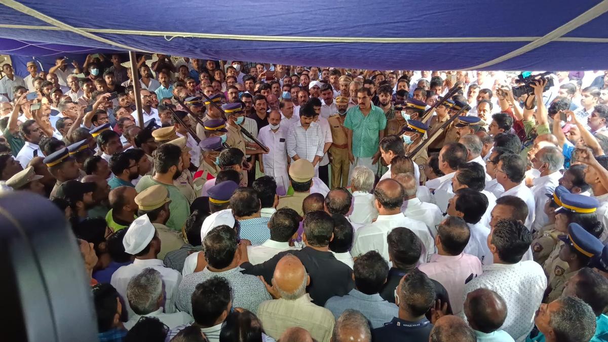 Tearful adieu to Aryadan Mohammed; mortal remains laid to rest with ...