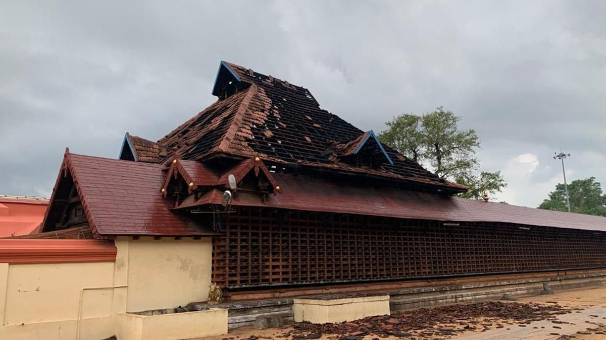 Stormy winds hit Vaikom, cause widespread damage - The Hindu