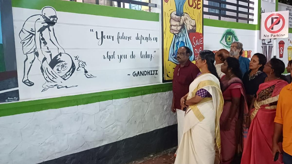 Students clean up and beautify walls in Attingal town - The Hindu