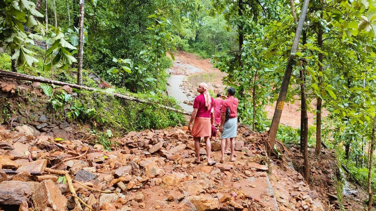 Kerala landslides: Stranded families at landslip-hit Vilangad in ...