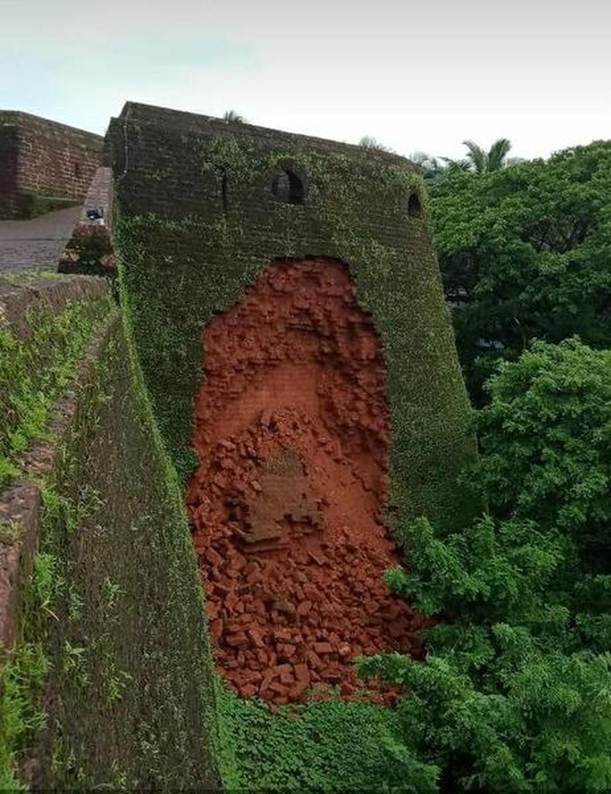 A portion of Kasaragod’s Bekal Fort’s observation post caves in - The Hindu