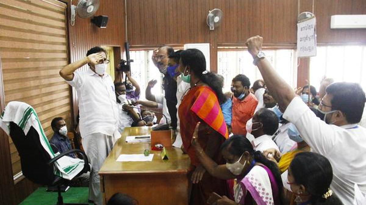 Ruckus in Thrissur Corporation council meeting - The Hindu