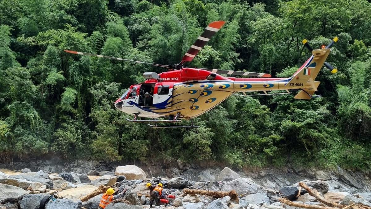 Wayanad landslides: IAF helicopters airlift rescue teams to search for ...