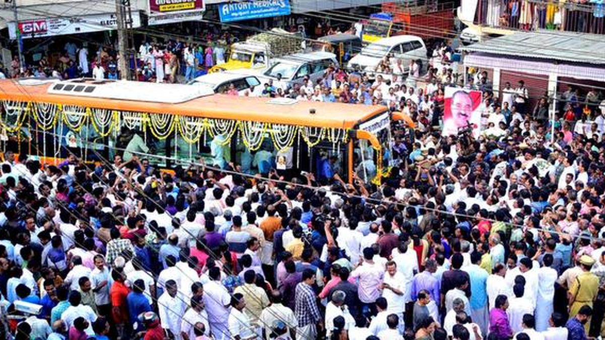 Hundreds pay homage to Mani on his last journey - The Hindu