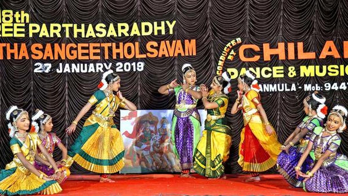 Temple dance fest draws crowds - The Hindu