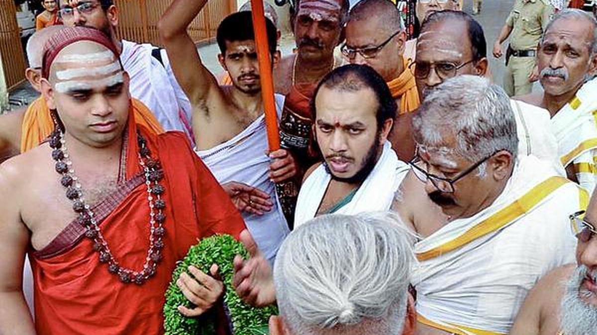 Warm reception for Sringeri Math head - The Hindu