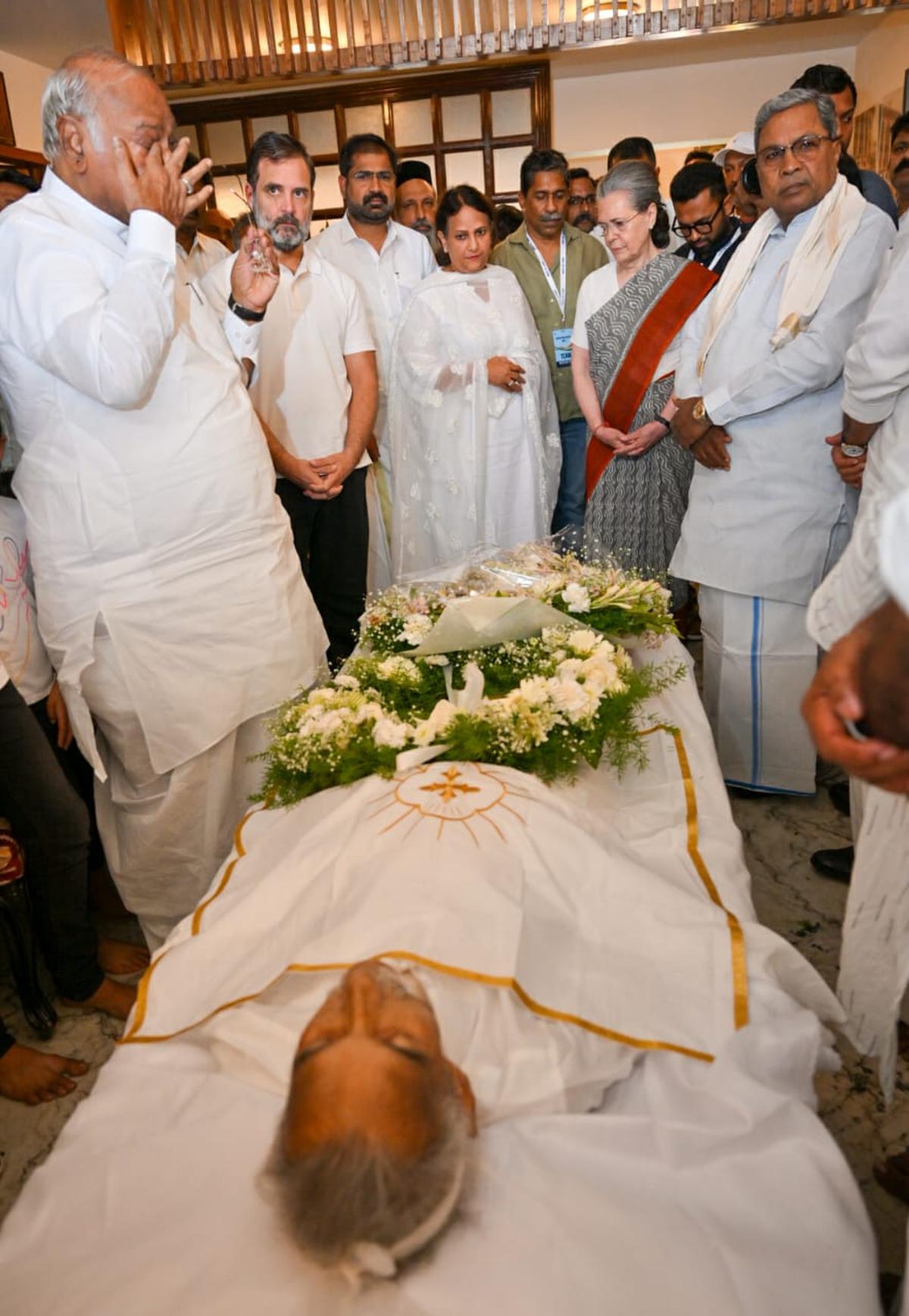 Ex-Kerala CM Oommen Chandy’s death news | Leaders react to Congress ...