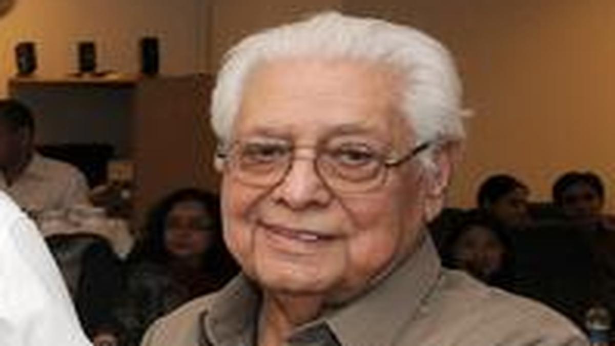 Veteran filmmaker Basu Chatterjee dead - The Hindu